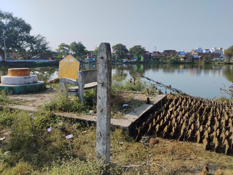 Jhansi : अमृत सरोवर योजना पर संकट, लाखों खर्च के बाद सरोवर गंदगी और ...