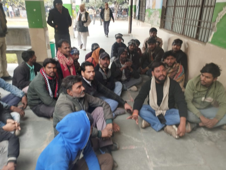 टूंडला चौराहे पर ऑटो चालकों का धरना, अवैध वसूली का आरोप